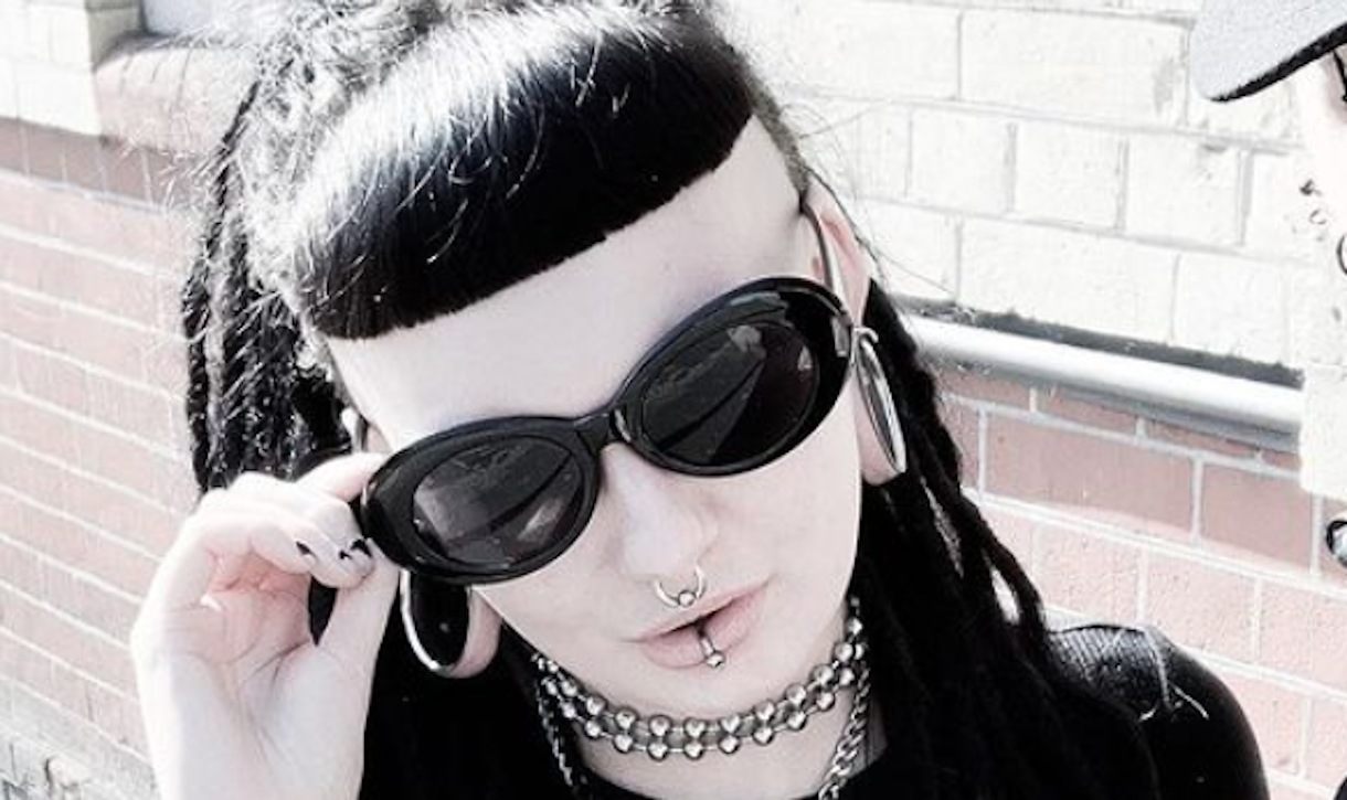 Dziewczyna gotka postanowiła zmienić swój wygląd i okazała się piękna ...